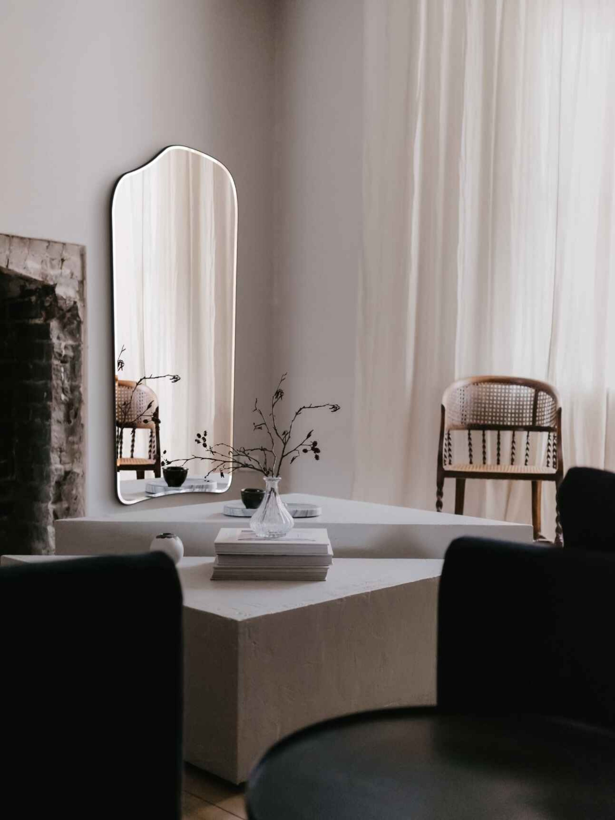 Ivy mirror » Moderne asymmetrisk spejl i buet design | 140x60cm