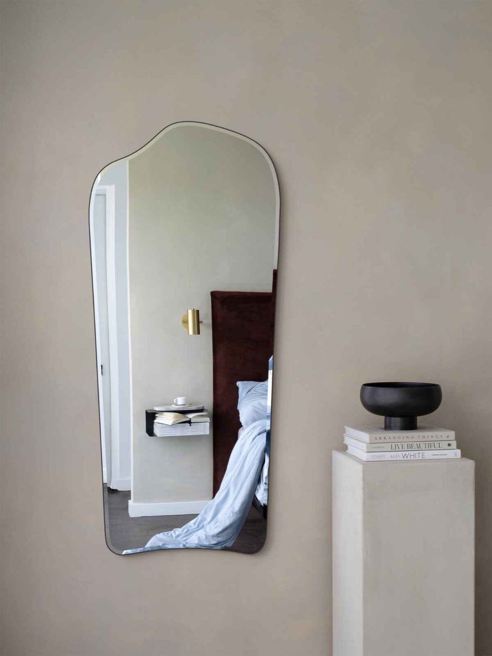 Ivy mirror » Moderne asymmetrisk spejl i buet design | 140x60cm